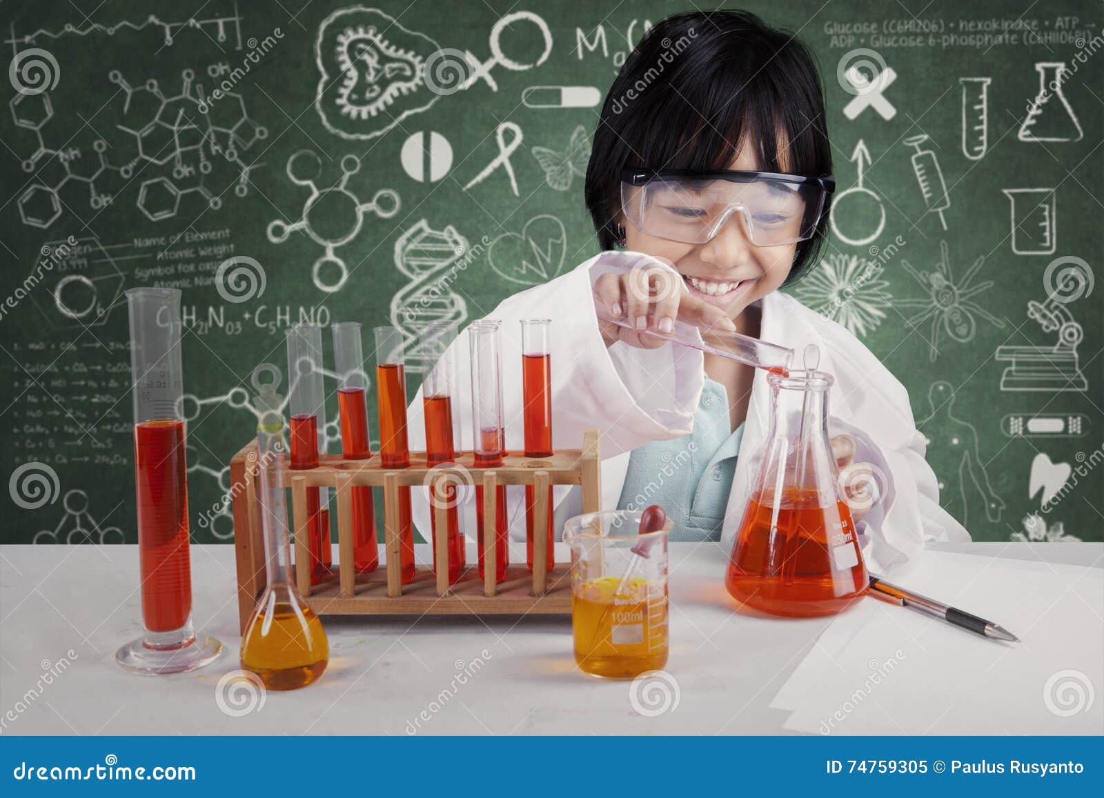 Kleiner Student Macht Chemische Experimente Stockbild - Bild von ...