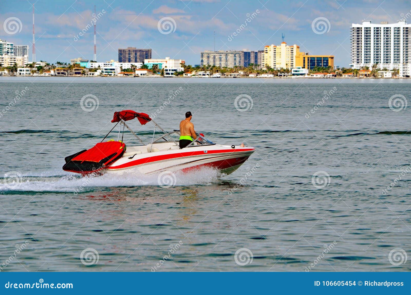 Kleines Aerodynamisches Motorboot Redaktionelles Stockbild - Bild von ...