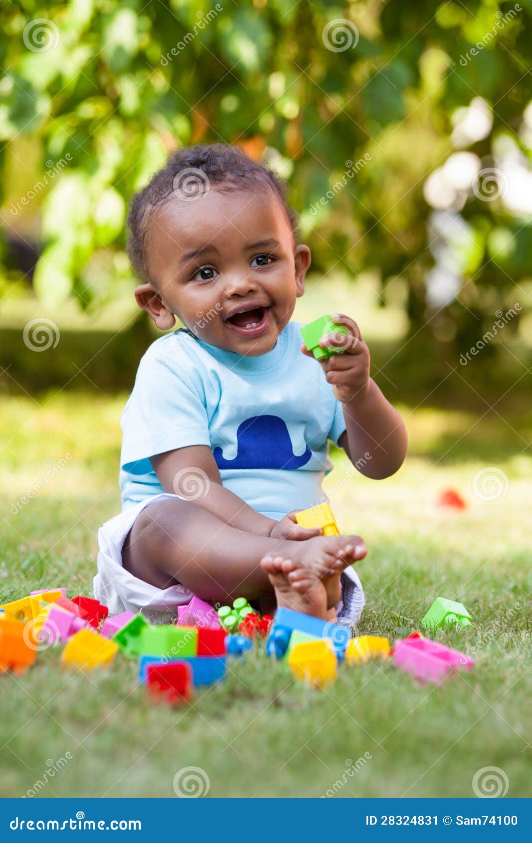 Kleines Afroamerikaner-Baby, Das Im Gras Spielt Stockbild - Bild von ... Kleines Afroamerikaner-Baby, Das Im Gras Spielt Stockbild - Bild von ...