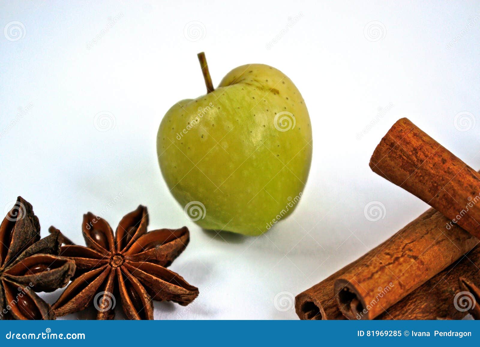 Kleines Apple Mit Zimt-und Stern-Anis Stockbild - Bild von braun, zimt ...