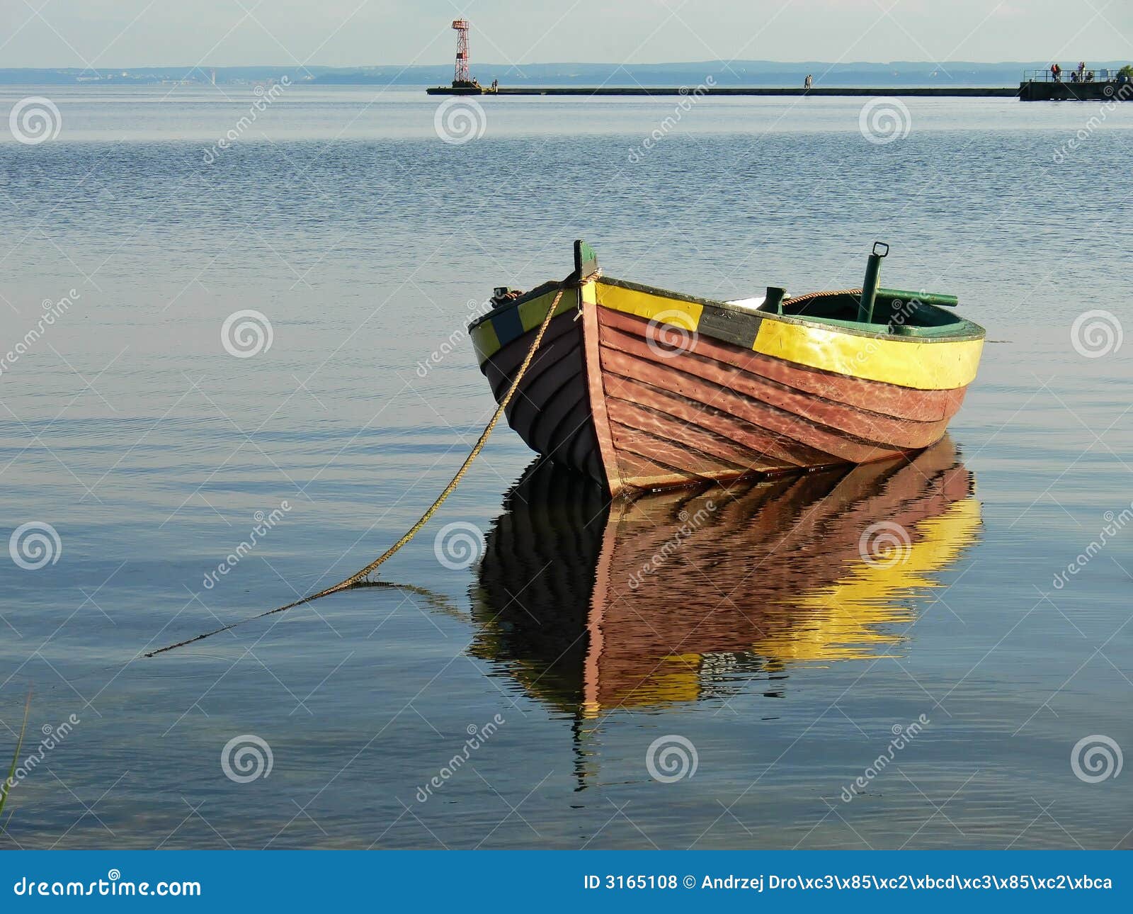 Kleines Boot stockfoto. Bild von jachthafen, braun, blau - 3165108