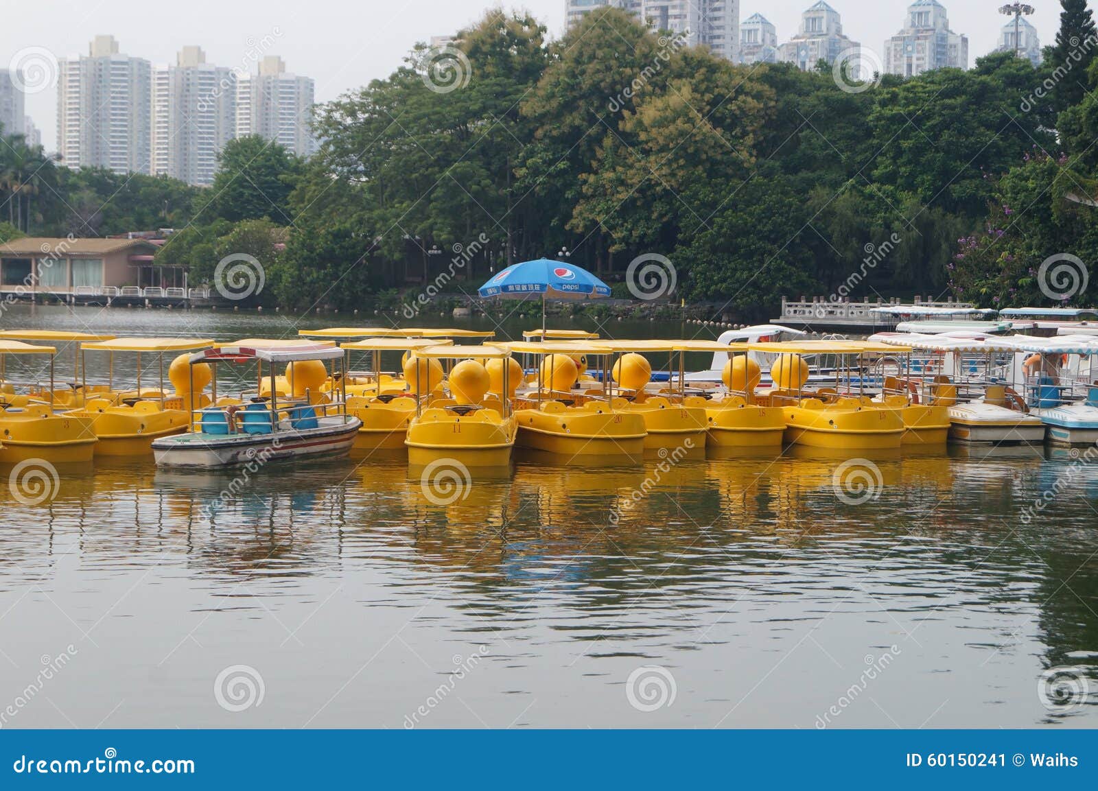 Kleines Boot auf dem See redaktionelles foto. Bild von ente - 60150241