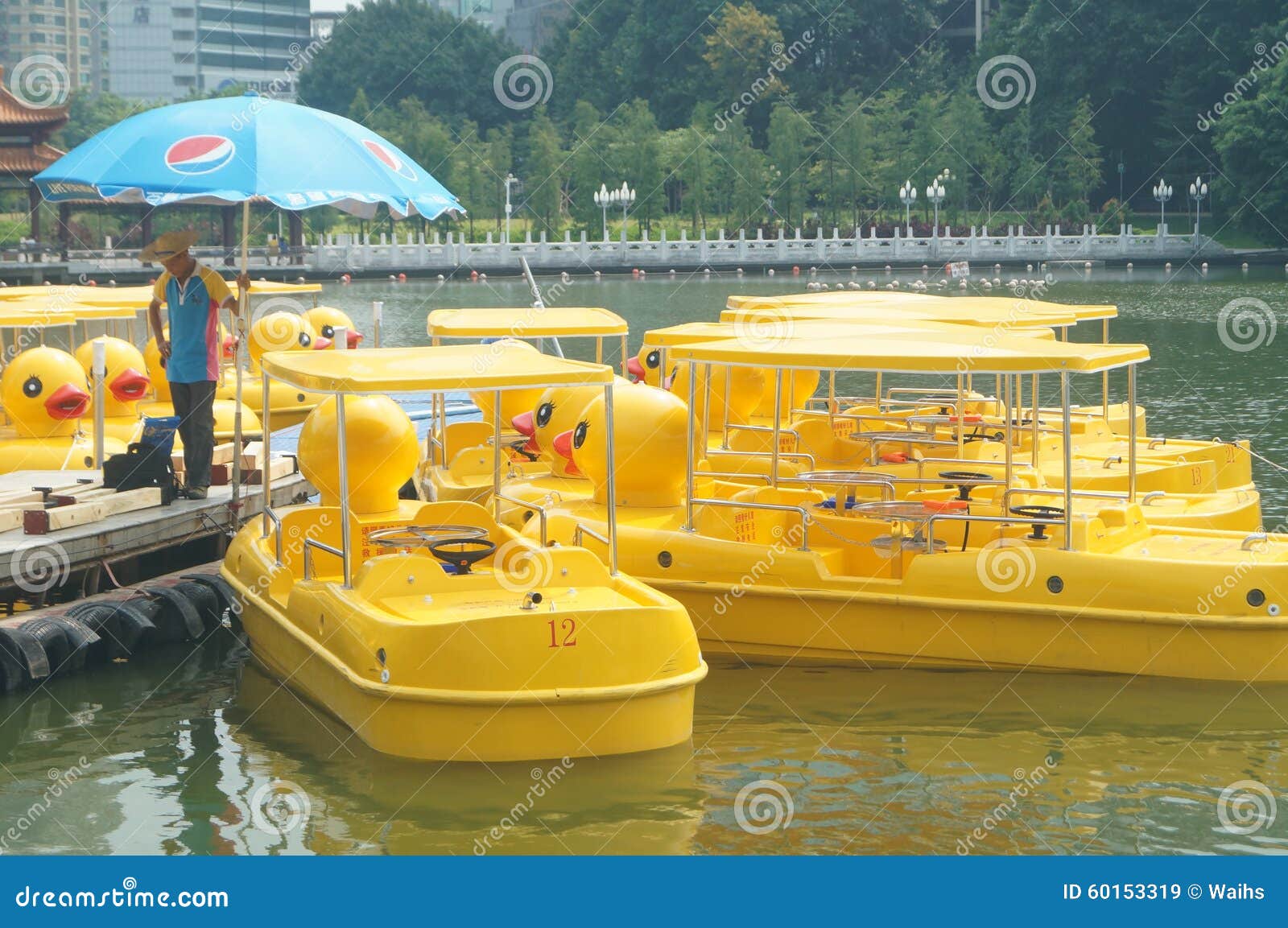 Kleines Boot auf dem See redaktionelles stockbild. Bild von hintergrund ...