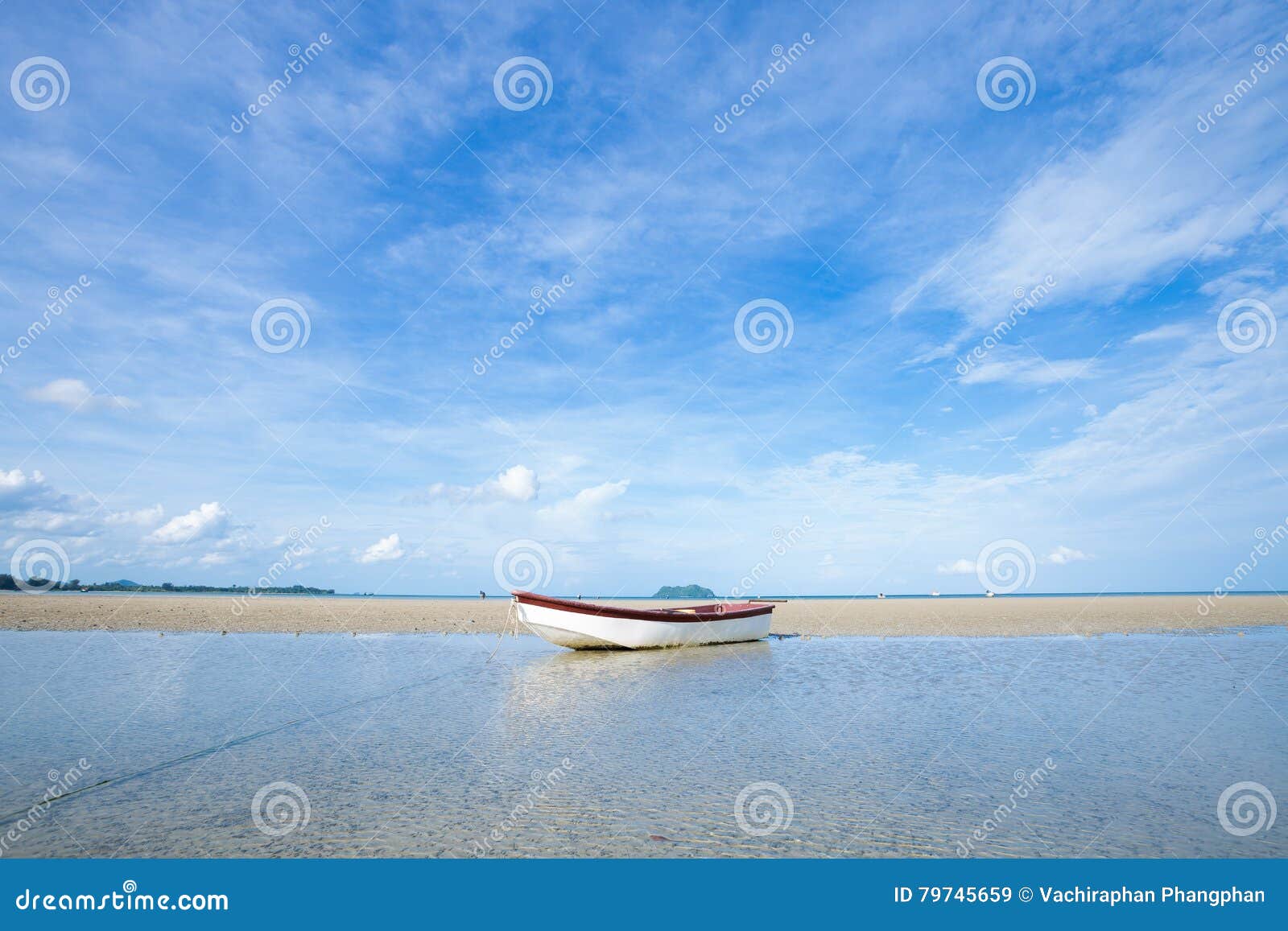 Kleines Boot Auf Dem Strand Stockbild - Bild von insel, himmel: 79745659
