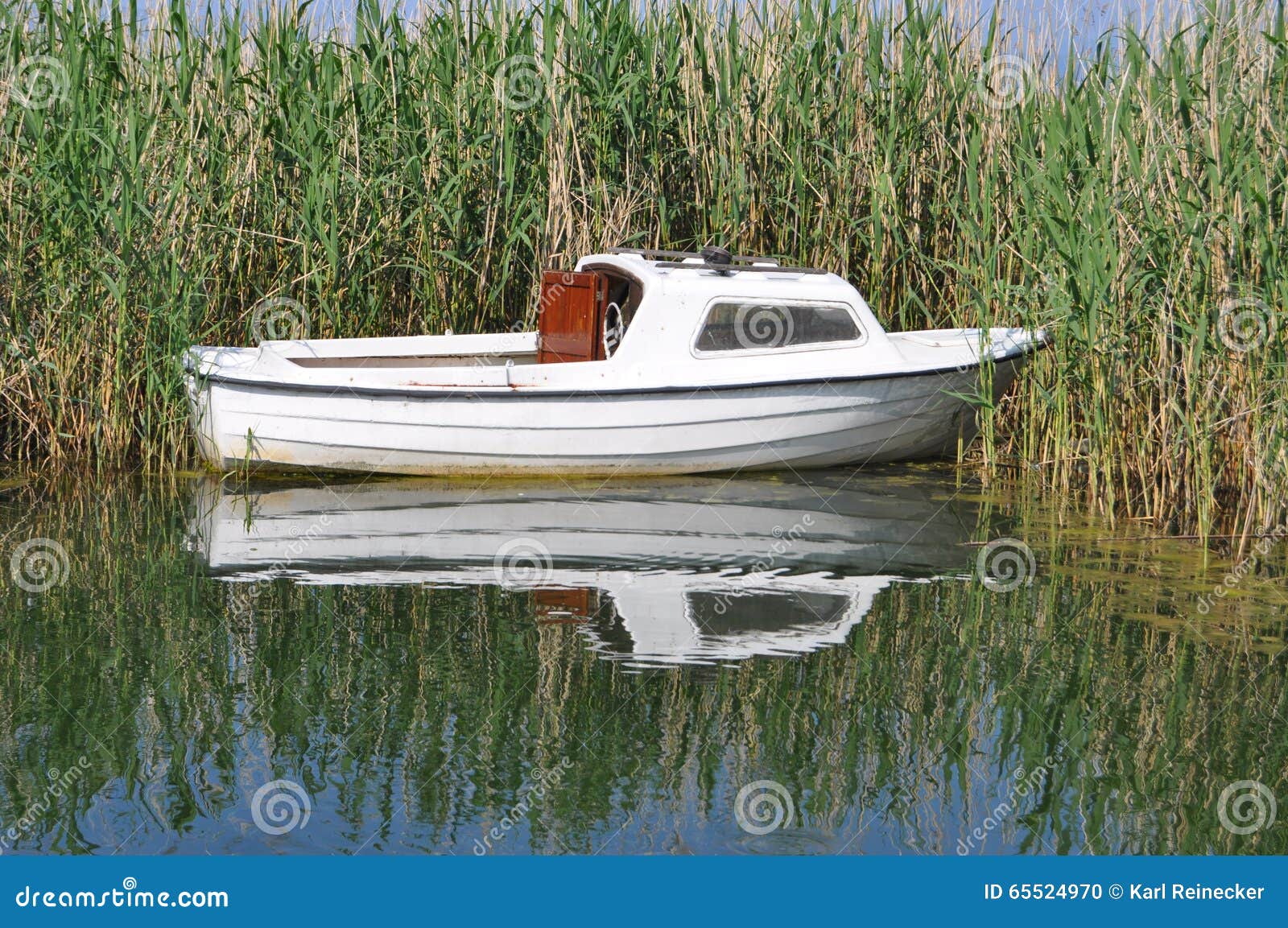 Kleines Boot auf See Ohrid stockfoto. Bild von boot, schilfe - 65524970