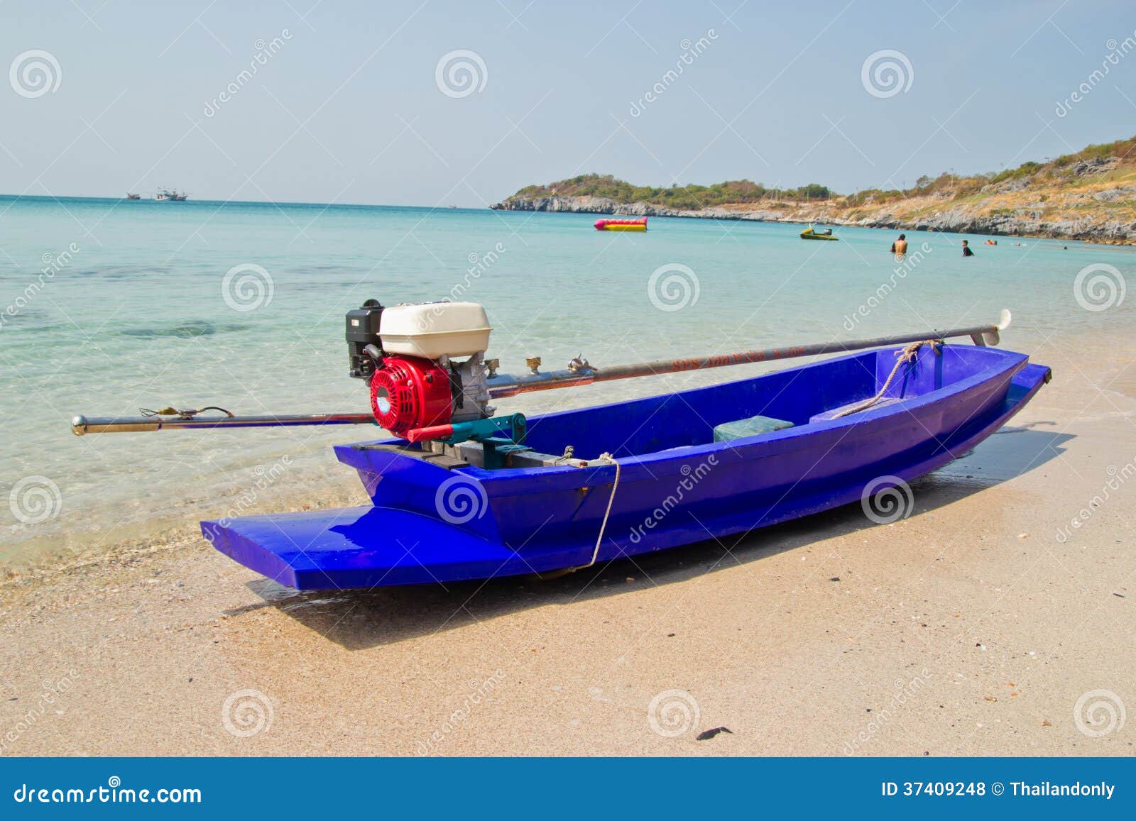 Kleines Boot auf Strand stockfoto. Bild von lagebestimmung - 37409248