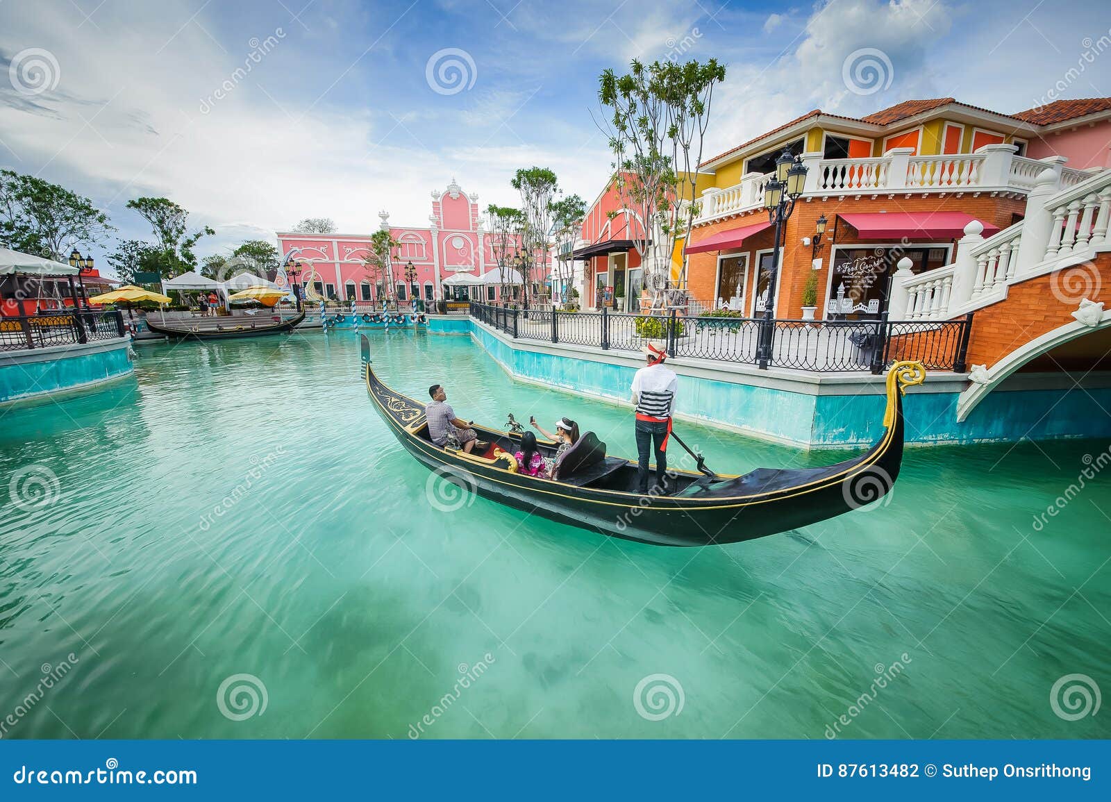 Kleines Boot, Das Auf Den Fluss Schwimmt Redaktionelles Stockfotografie ...