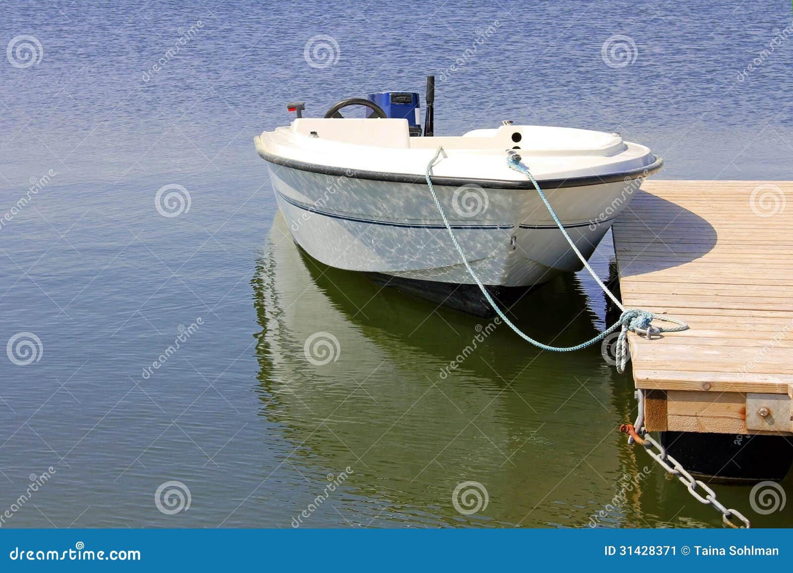 Kleines Boot durch Dock stockbild. Bild von meer, spiegel - 31428371