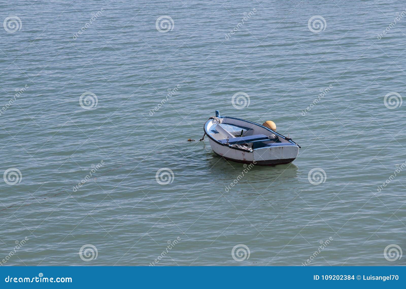 Kleines Boot im Meer stockfoto. Bild von blau, ruhig - 109202384
