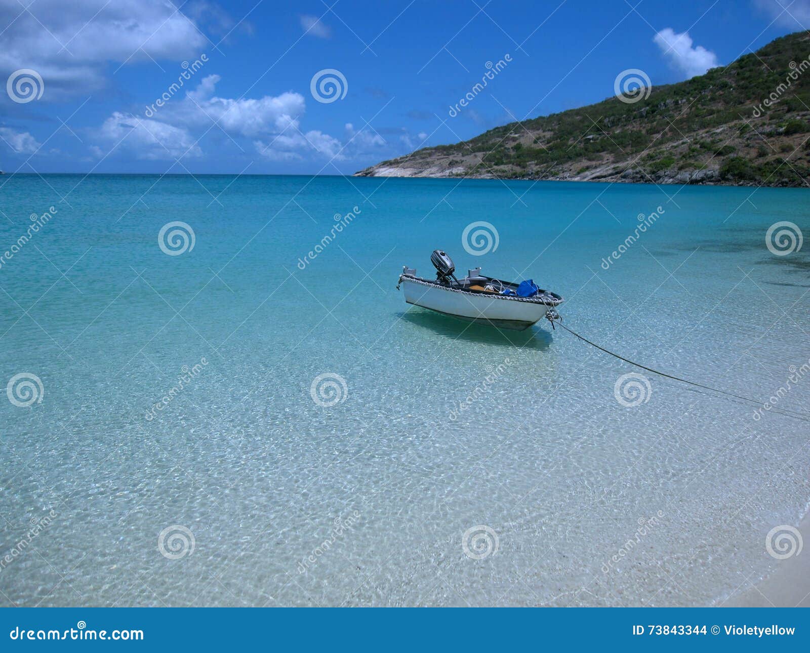 Kleines Boot Nahe Einem Sehung Durch Meerwasserstrand Stockfoto - Bild ...
