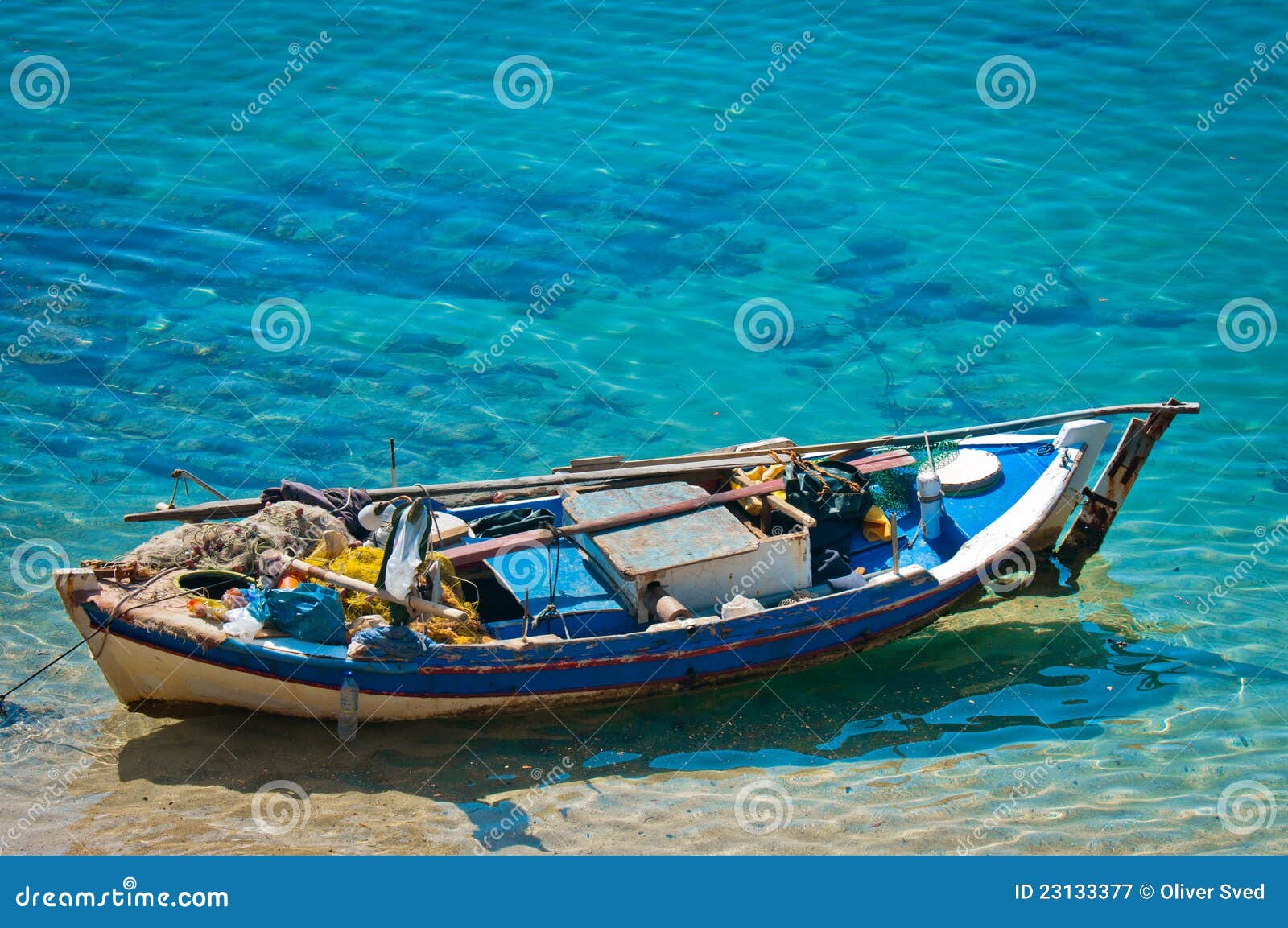 Kleines Boot am Ufer stockbild. Bild von schacht, küste - 23133377