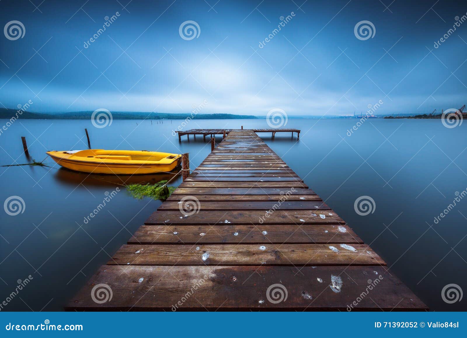 Kleines Dock Und Boot am See Stockfoto - Bild von holz, nebelig: 71392052