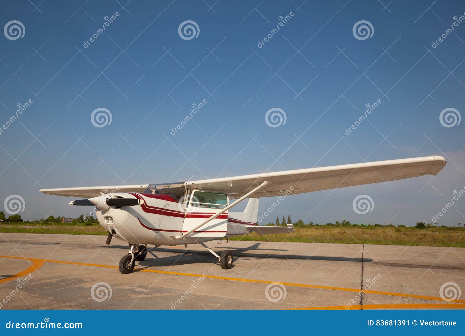 Kleines Flugzeug Mit Propeller in Der Front Stockbild - Bild von ...