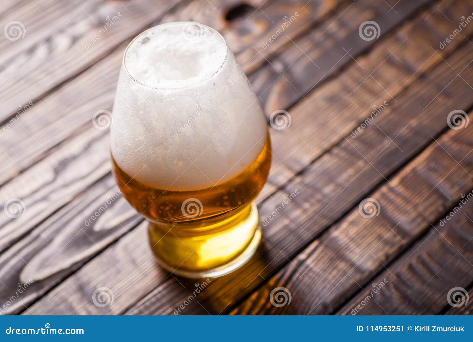 Kleines Glas helles Bier stockbild. Bild von bier, alkohol - 114953251
