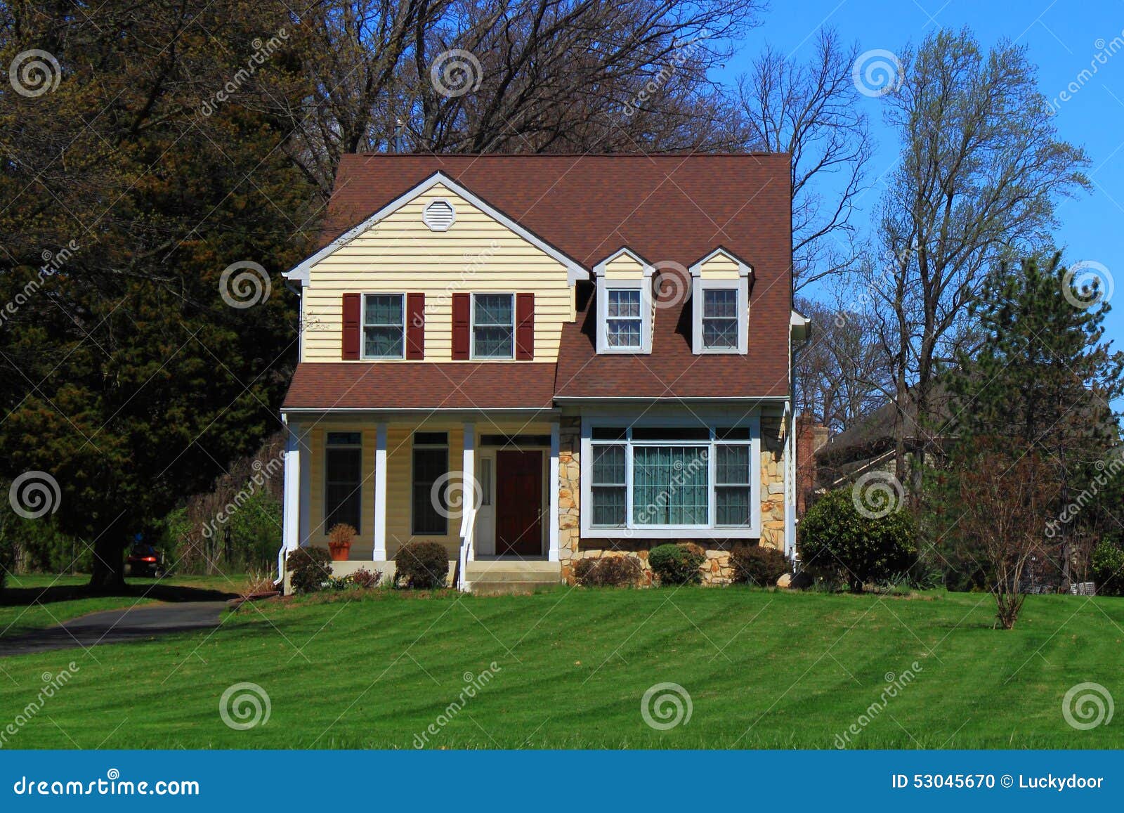 Kleines Haus stockfoto. Bild von haupt, familie, landschaftsgestaltung ...