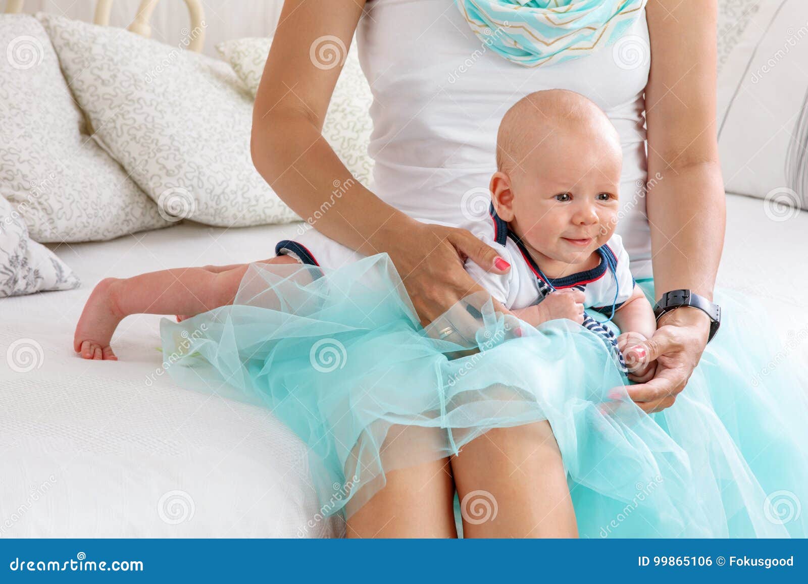 Kleines Kind Auf Dem Schoss Ihrer Mutter Stockfoto - Bild von glück ...