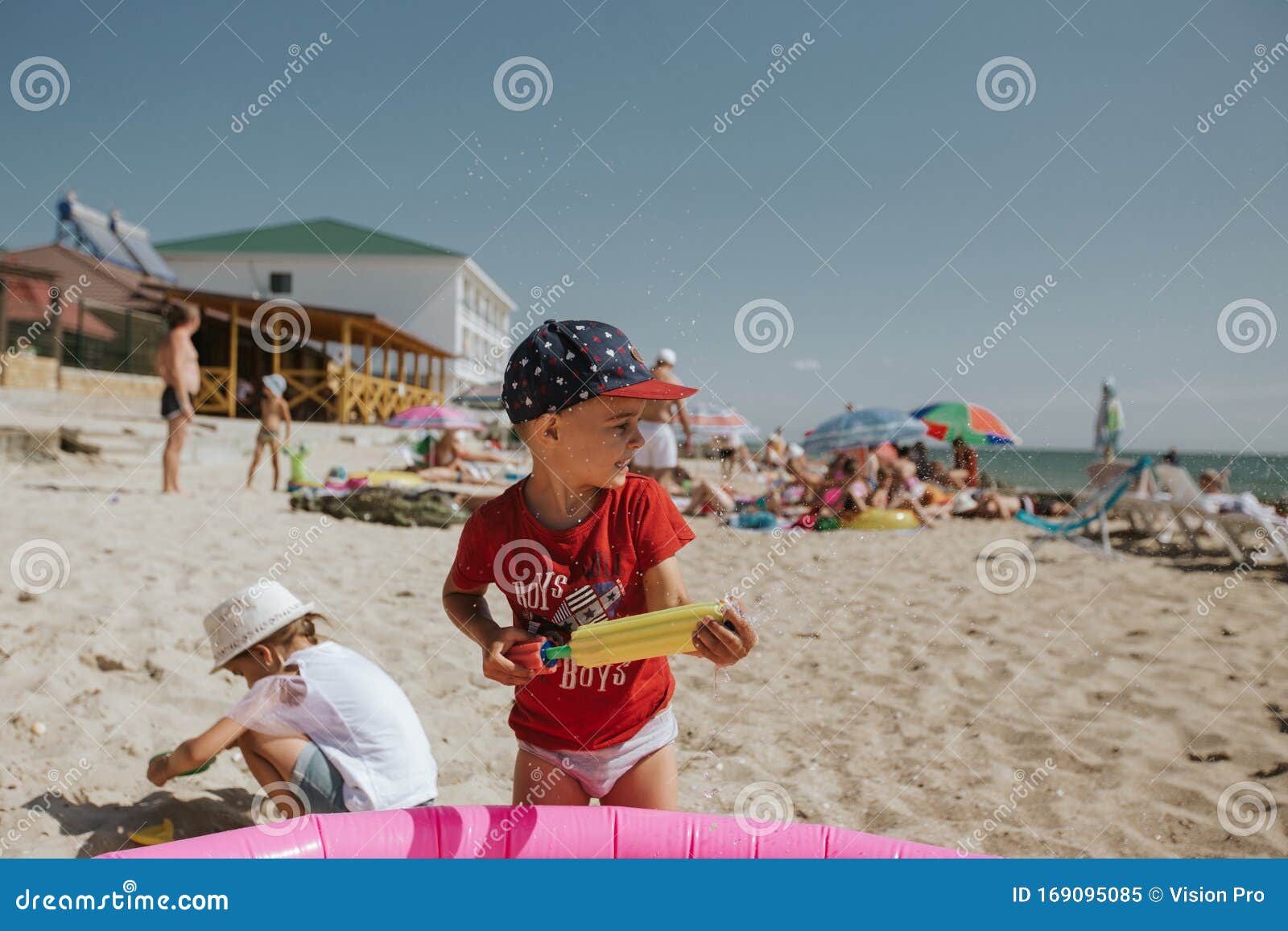 Kleines Kind, Das am Strand Spielt Stockbild - Bild von lebensstil ...