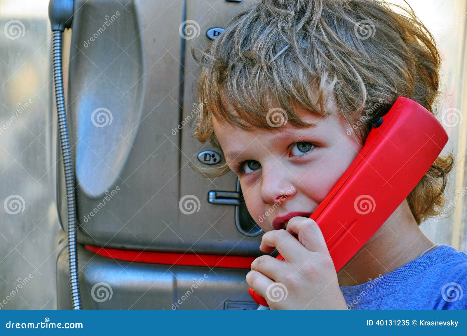 Kleines Kind, Das Telefonisch Spricht Stockbild - Bild von europäisch ...
