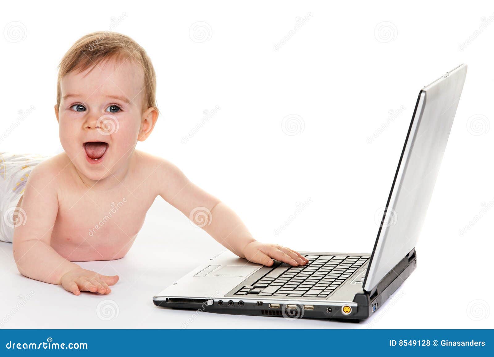 Kleines Kind Mit Einer Laptop-Computer Während Des Spiels Stockfoto ...