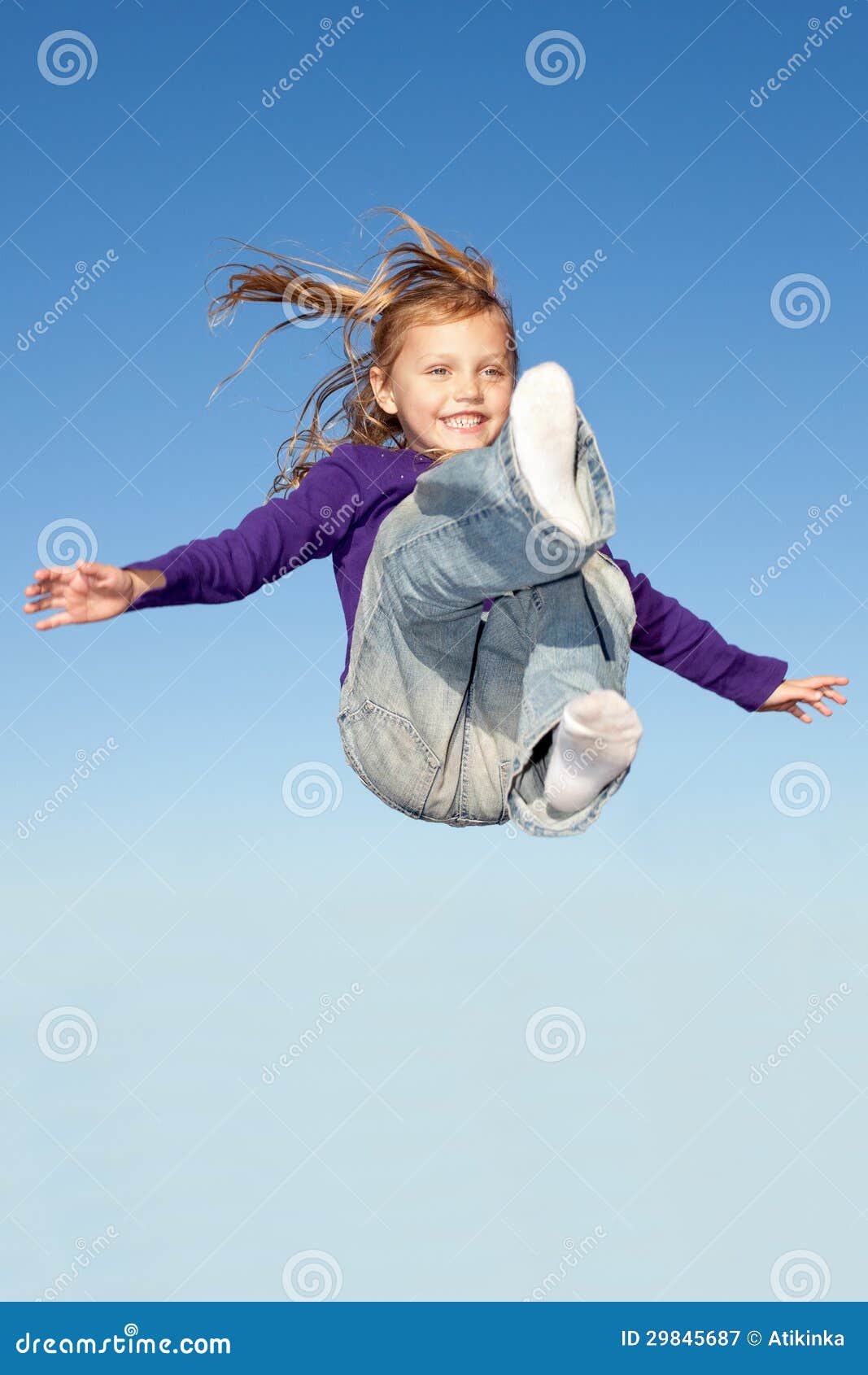 Springendes Mädchen stockbild. Bild von lebensstil, blau - 29845687