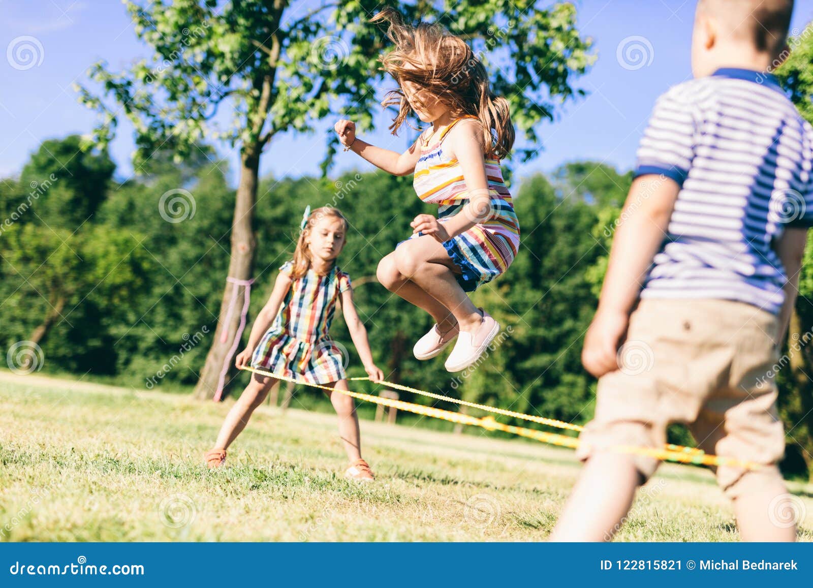 Kleines Mädchen, Das Hoch Durch Das Gummiband Springt Stockbild - Bild ...