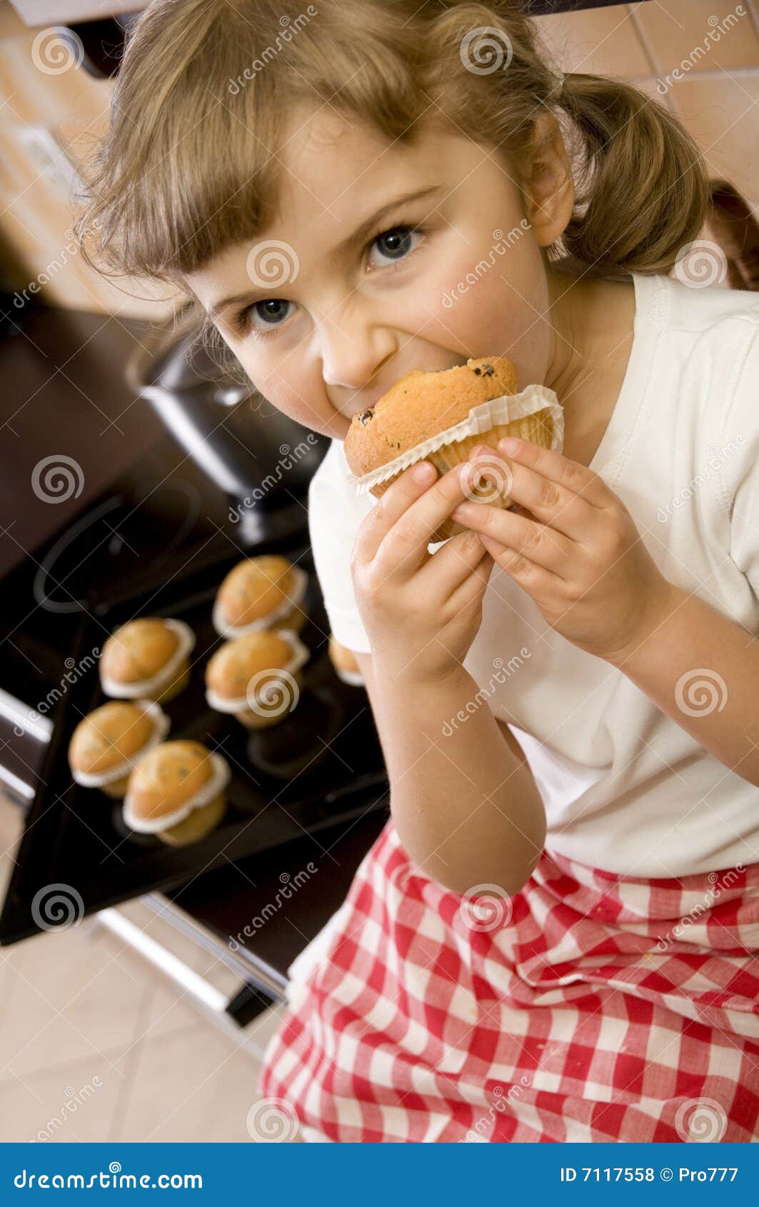 Kleines Mädchen, Das Muffin Isst Stockfoto - Bild von gebäck, küche ...