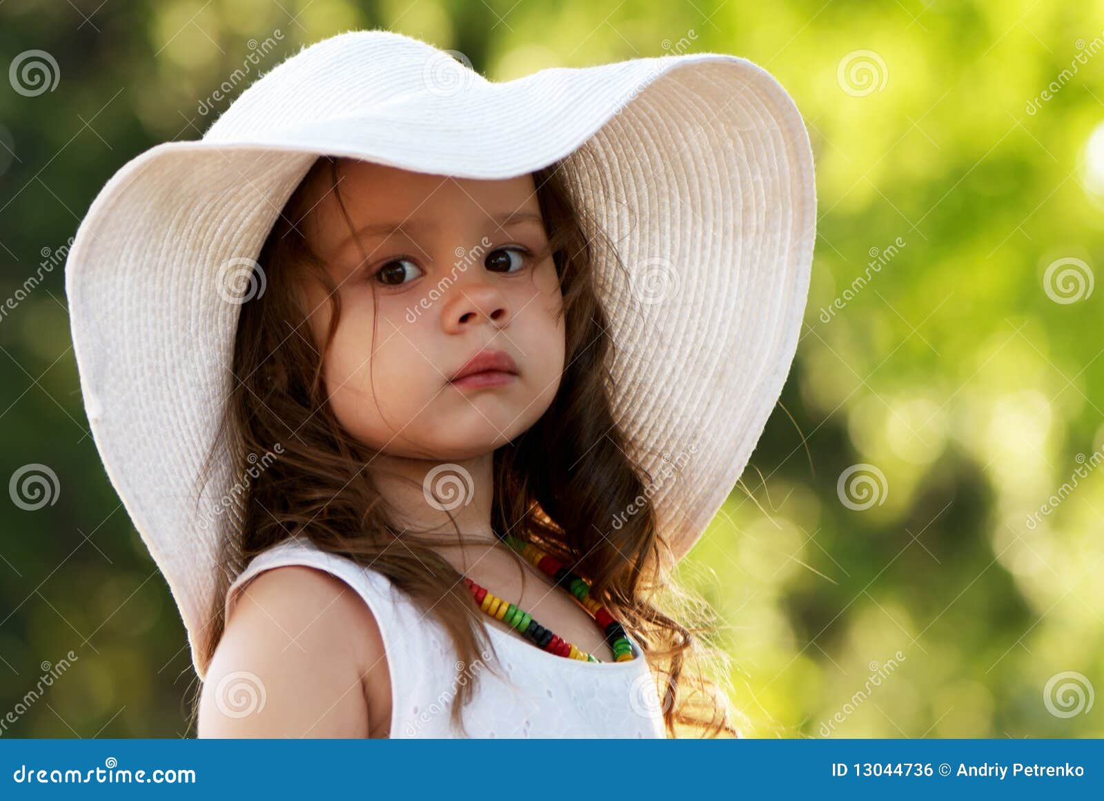 Kleines Mädchen Des Portraits Im Hut Stockfoto - Bild von gesund, spiel ...
