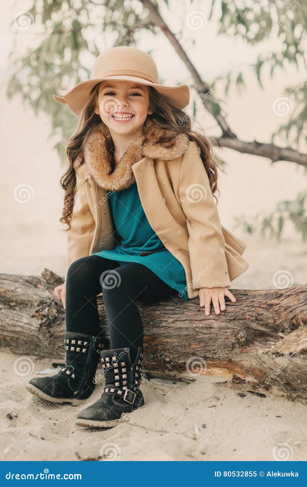 Kleines Mädchen in Einem Hut Mit Dem Langen Haar Stockbild - Bild von ...