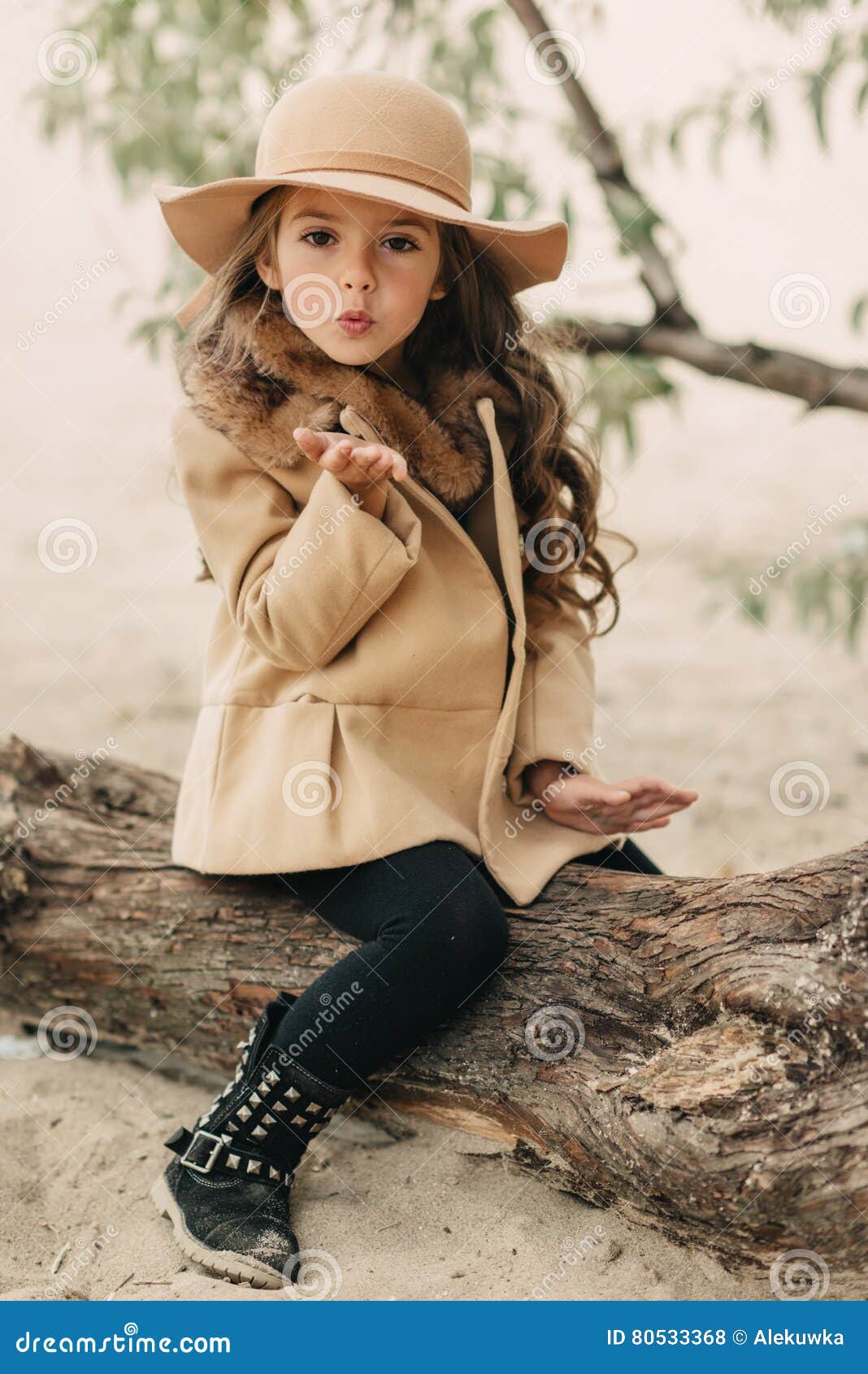 Kleines Mädchen in Einem Hut Mit Dem Langen Haar Stockfoto - Bild von ...