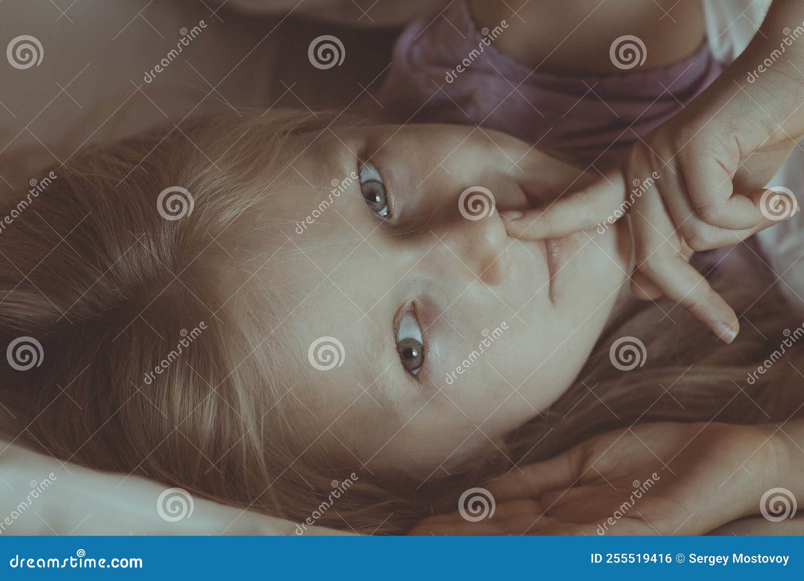 Kleines Mädchen im Bett stockfoto. Bild von haar, tochter - 255519416