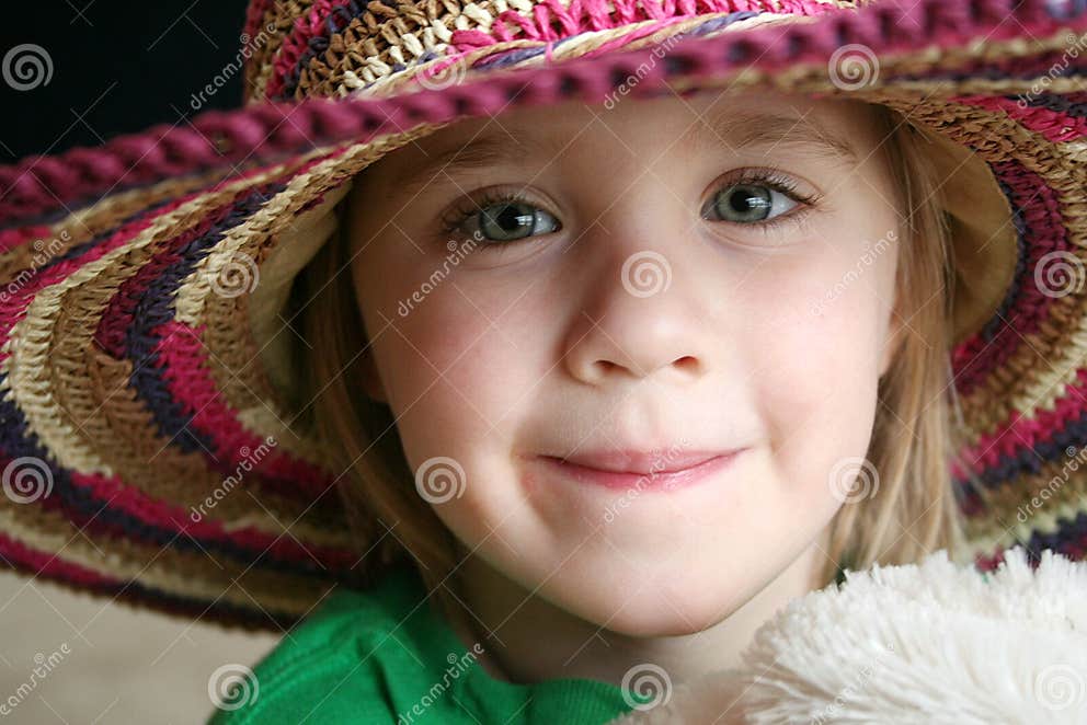 Kleines Mädchen mit Hut stockbild. Bild von mädchen, haltung - 6708579