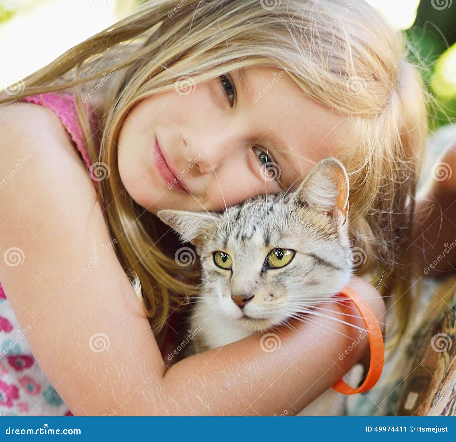 Kleines Mädchen mit Katze stockbild. Bild von zicklein - 49974411