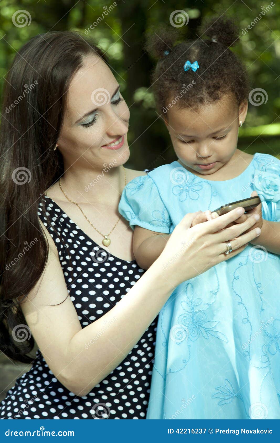 Kleines Mädchen Und Ihre Mutter am Telefon Stockbild - Bild von telefon ...