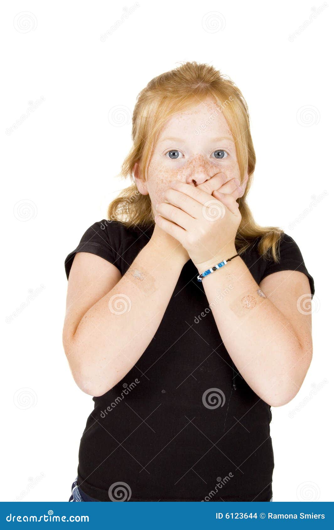 Kleines Mädchen Wird Entsetzt Stockfoto - Bild von finger ...