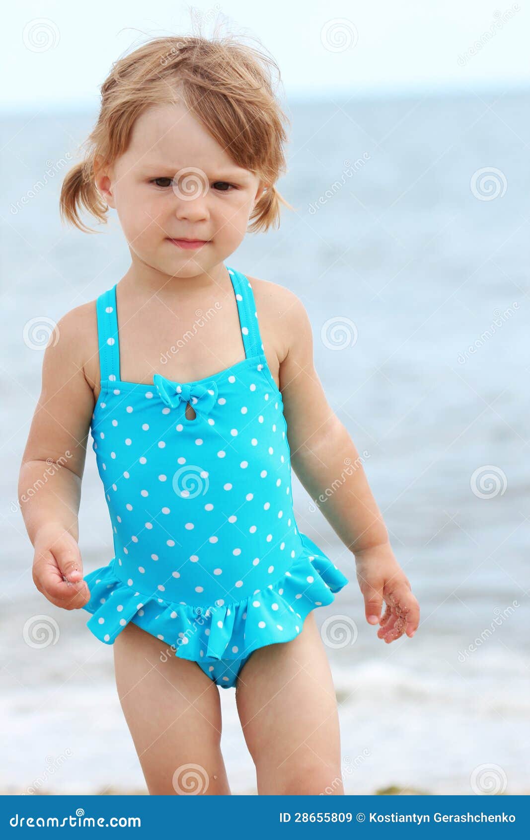 Kleines Mädchen Auf Dem Meer Lizenzfreie Stockbilder - Bild: 28655809