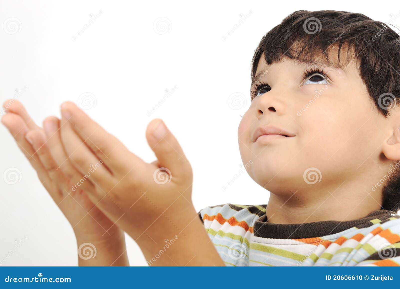 Kleines Moslemisches Kind Betet Stockfoto - Bild von glaube, zicklein ...