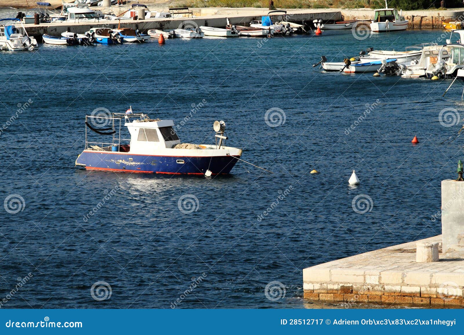 Kleines Motorboot stockbild. Bild von ferien, behälter - 28512717