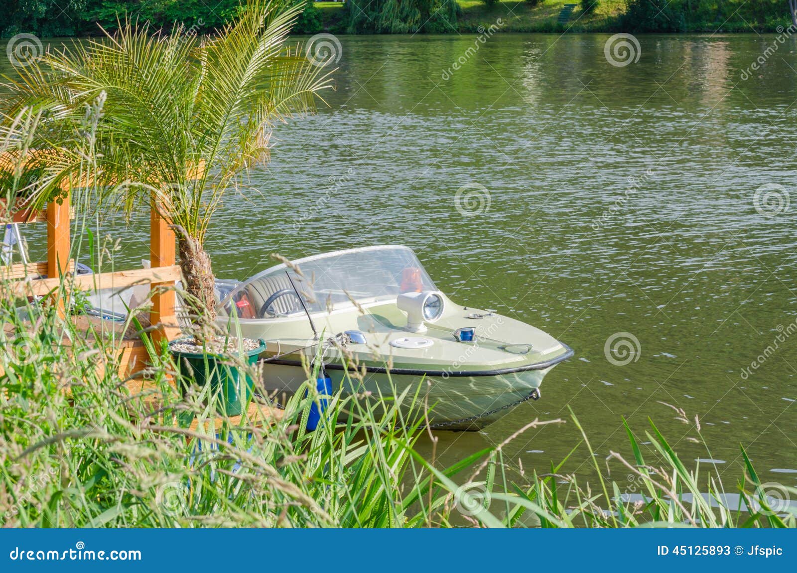 Kleines Motorboot am Dock stockbild. Bild von mittelmeer - 45125893