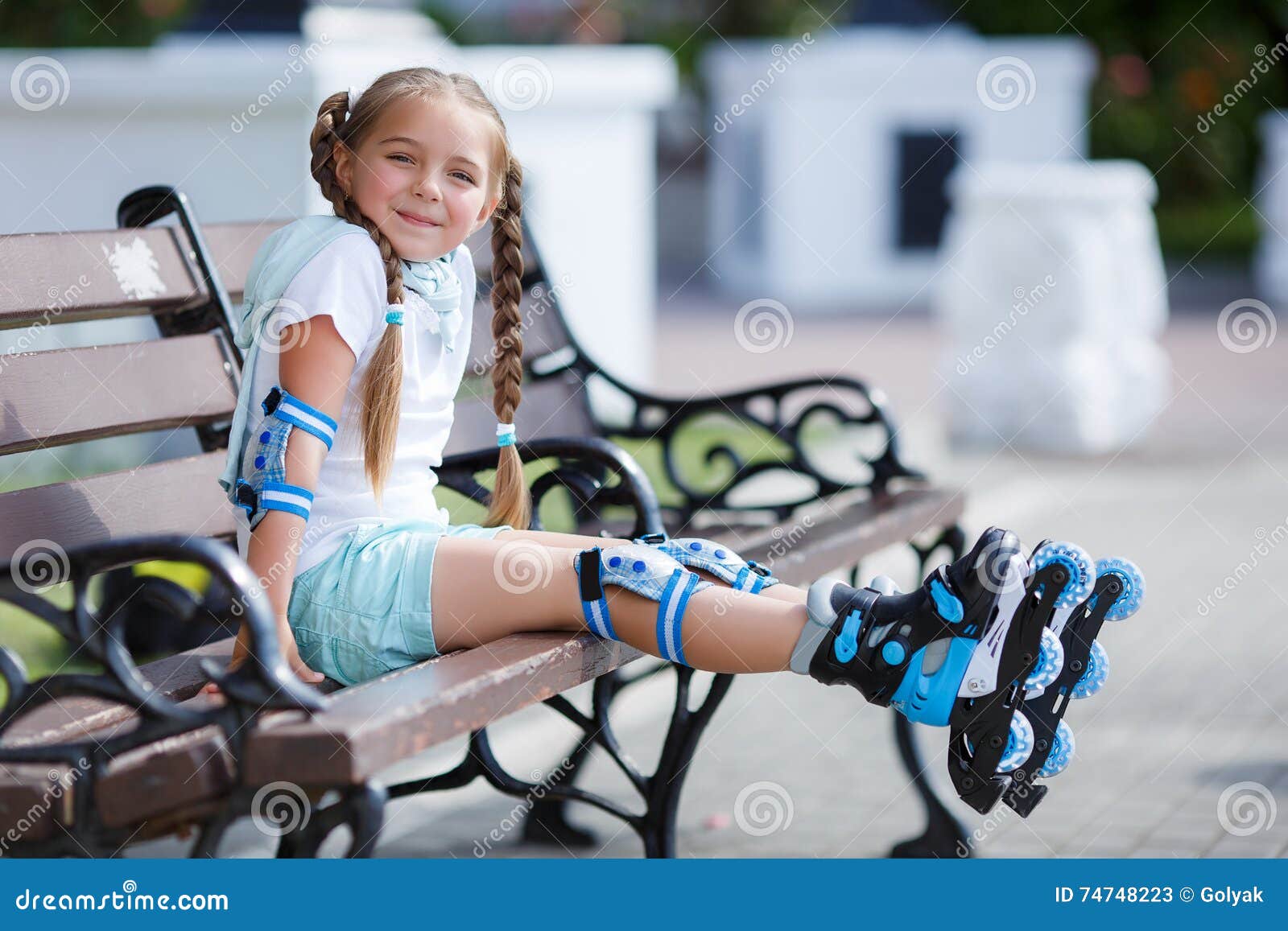 Kleines Mädchen Auf Rollschuhen Im Park Stockbild - Bild von nett ... Kleines Mädchen Auf Rollschuhen Im Park Stockbild - Bild von nett ...