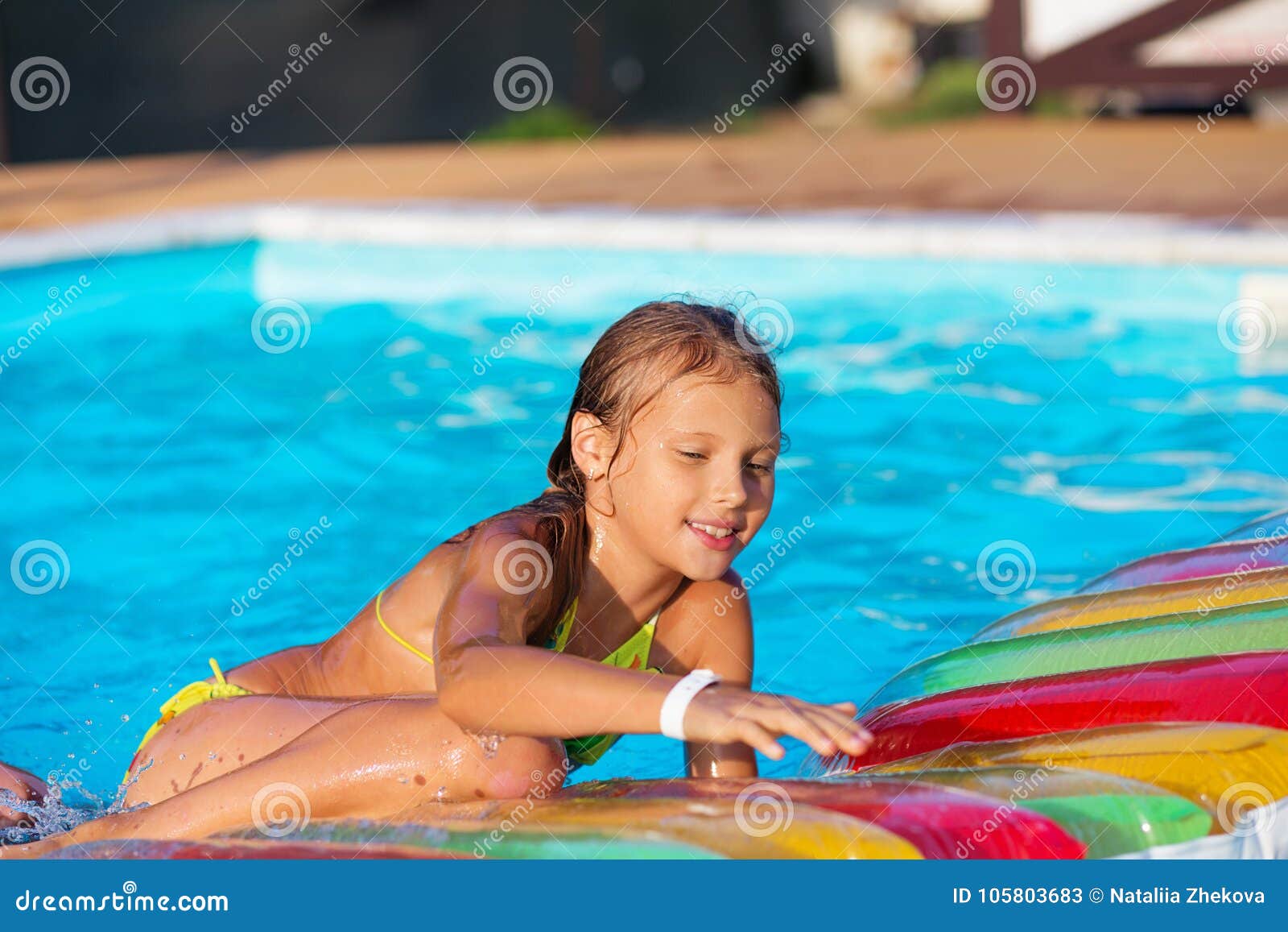 Kleines Mädchen Das Spaß Im Swimmingpool Mit Luftmatte Spielt Und Hat