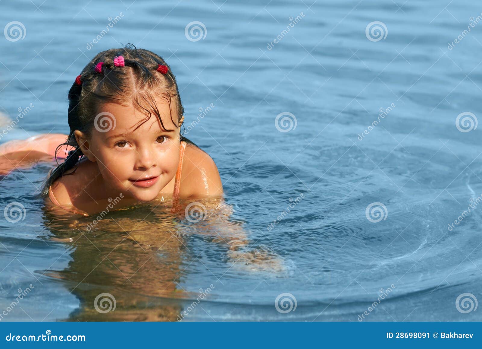 Kleines Mädchen Im Wasser Stockbild Bild Von Freizeit 28698091