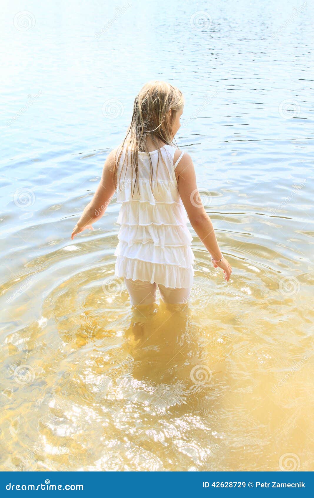 Kleines Mädchen Im Wasser Stockbild Bild Von Standplatz 42628729