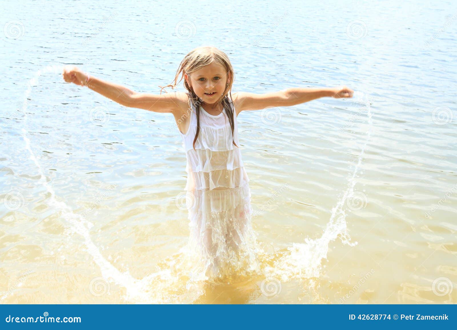 Kleines Mädchen Im Wasser Stockfoto Bild Von Spritzen 42628774