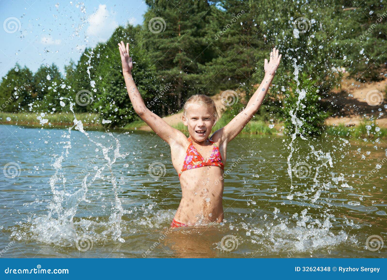 Kleines Mädchen Im Wasser Und Im Spray Stockfoto Bild Von Sprung