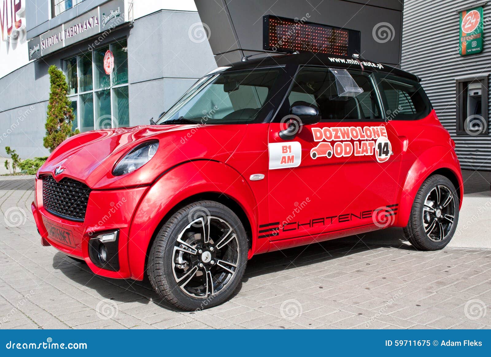 Kleines rotes Auto redaktionelles bild. Bild von mode - 59711675