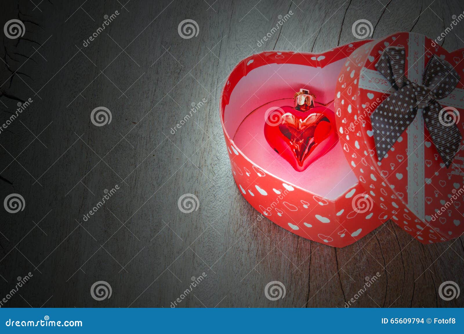 Kleines Rotes Herz in Der Roten Herzformgeschenkbox Stockfoto - Bild ...