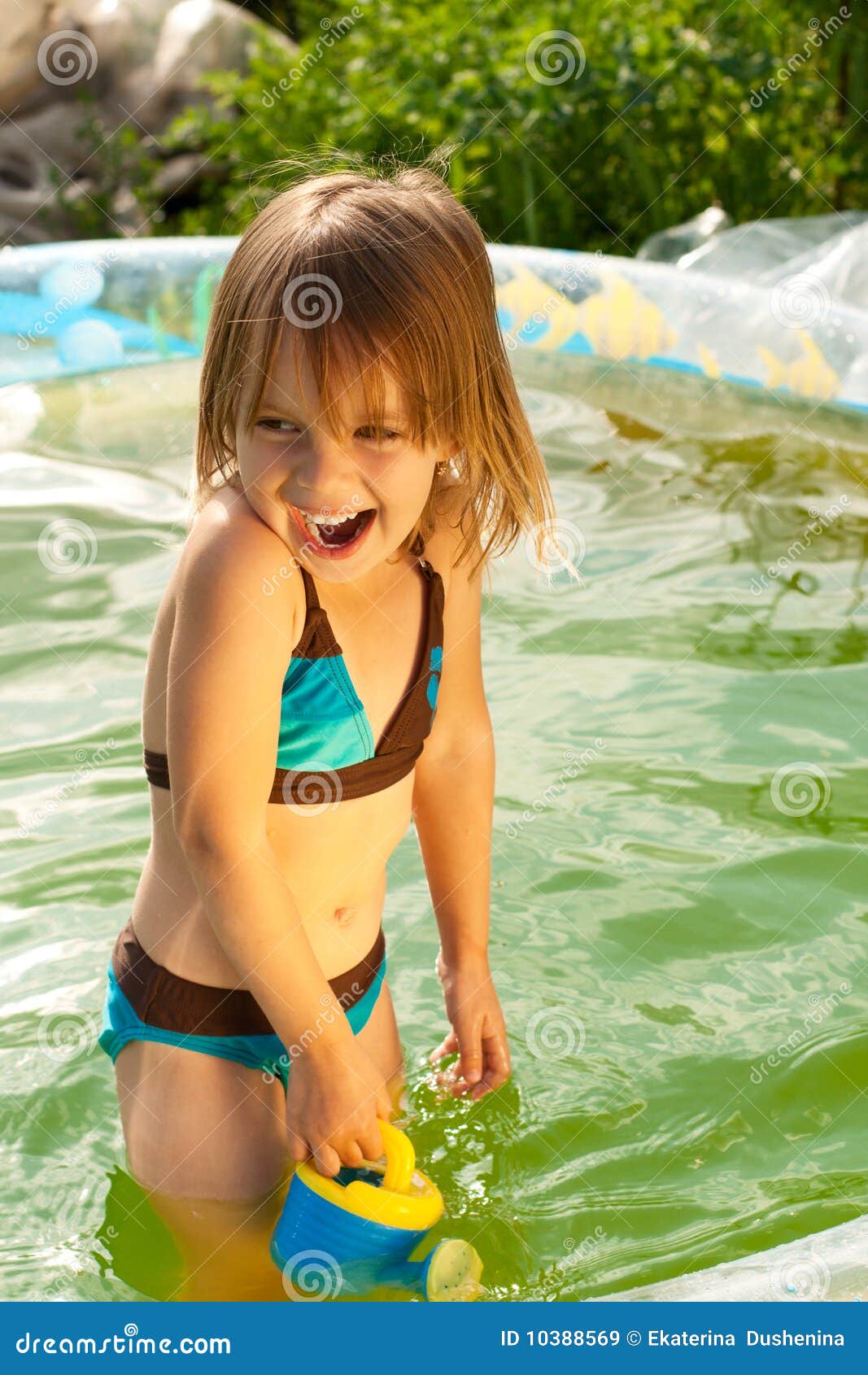 Kleines Schönes Mädchen Im Swimmingpool Stockbild Bild Von Frische