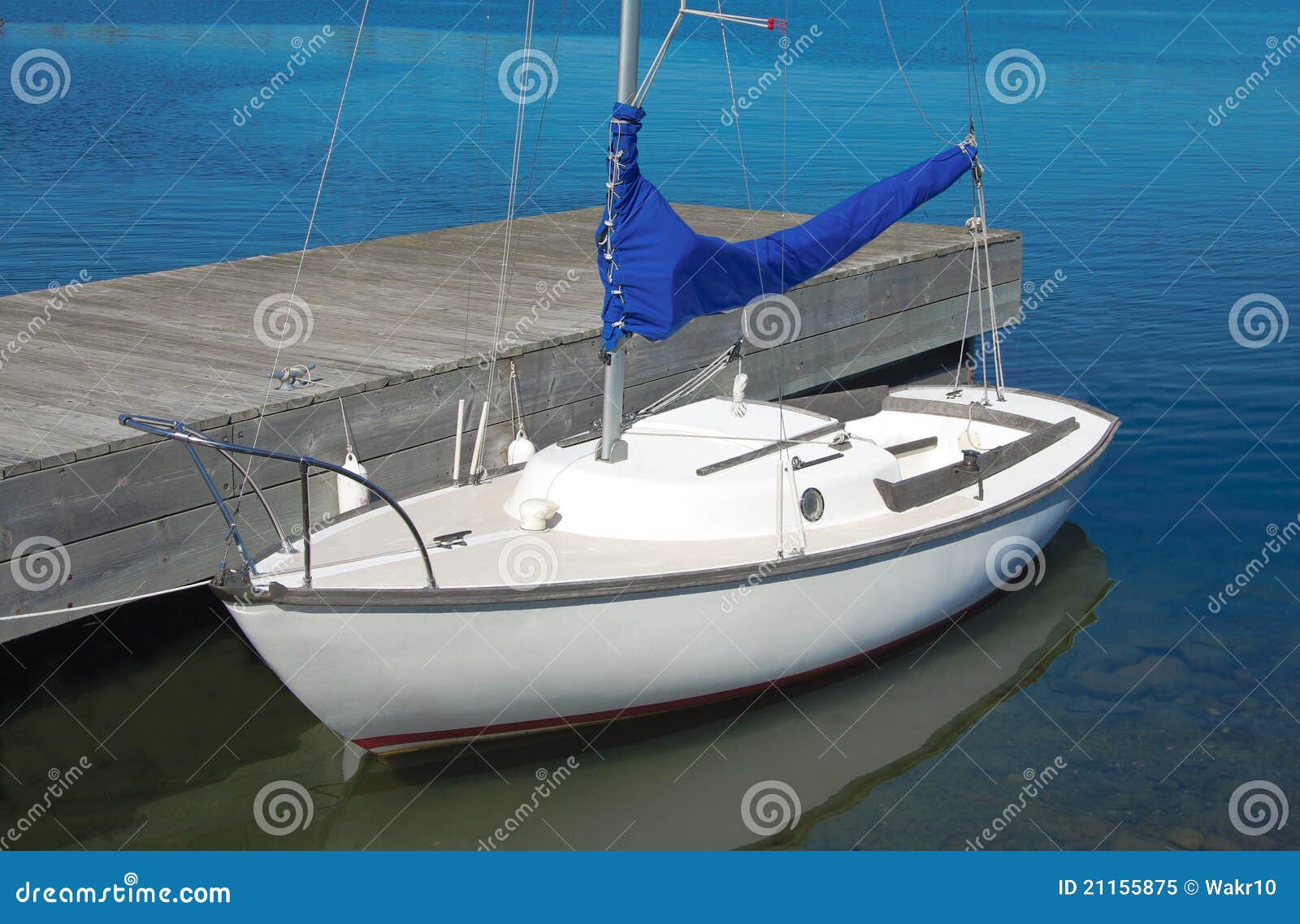 Kleines Segelboot stockbild. Bild von meer, segelboot - 21155875