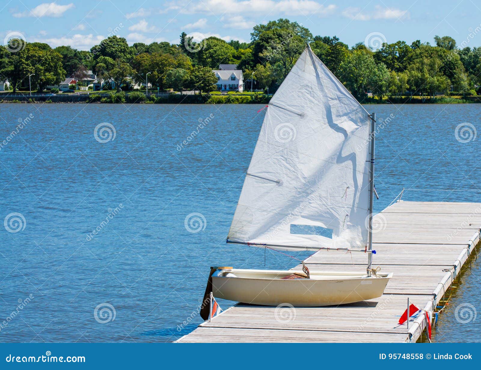 Kleines Segelboot Auf Hölzernem Dock Stockfoto - Bild von erholung ...