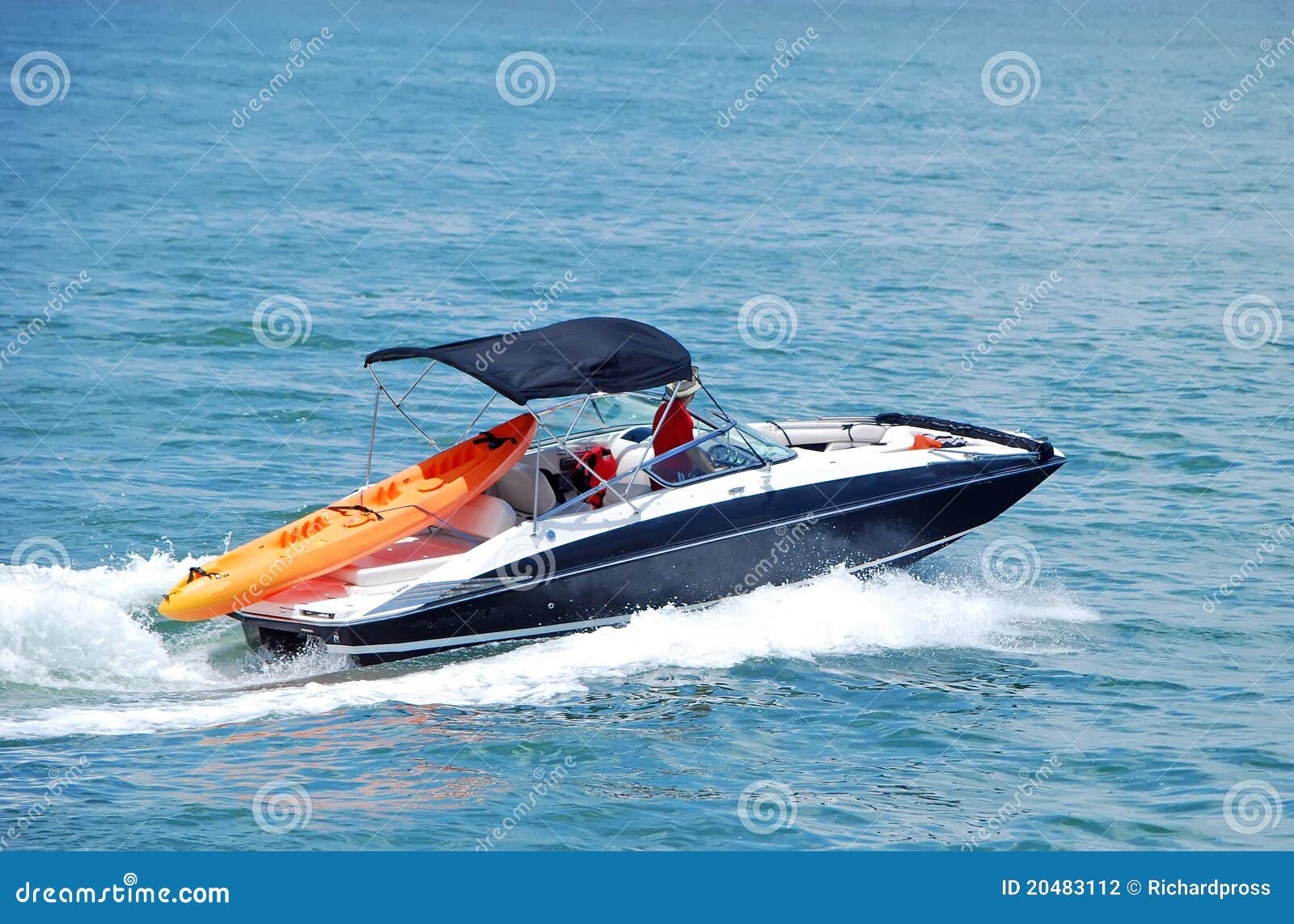 Kleines Sportliches Motorboot Stockfoto - Bild von verkehr, boote: 20483112
